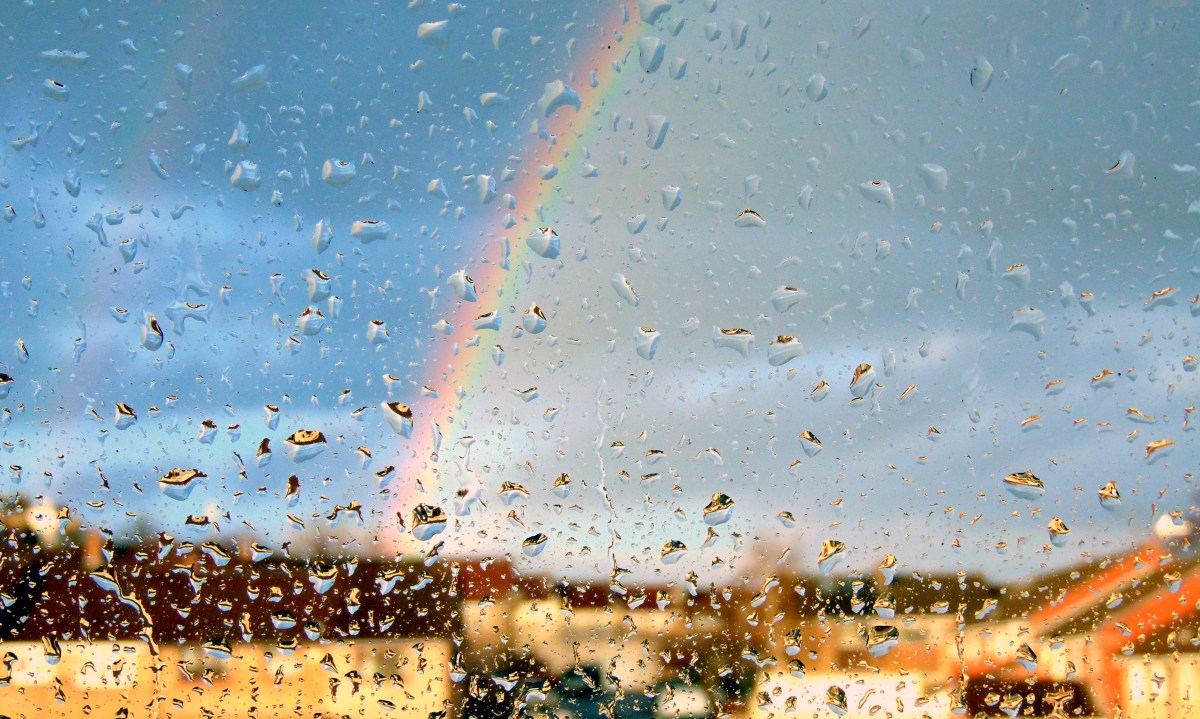 Tracing rainbows through the rain | bluesinateacup